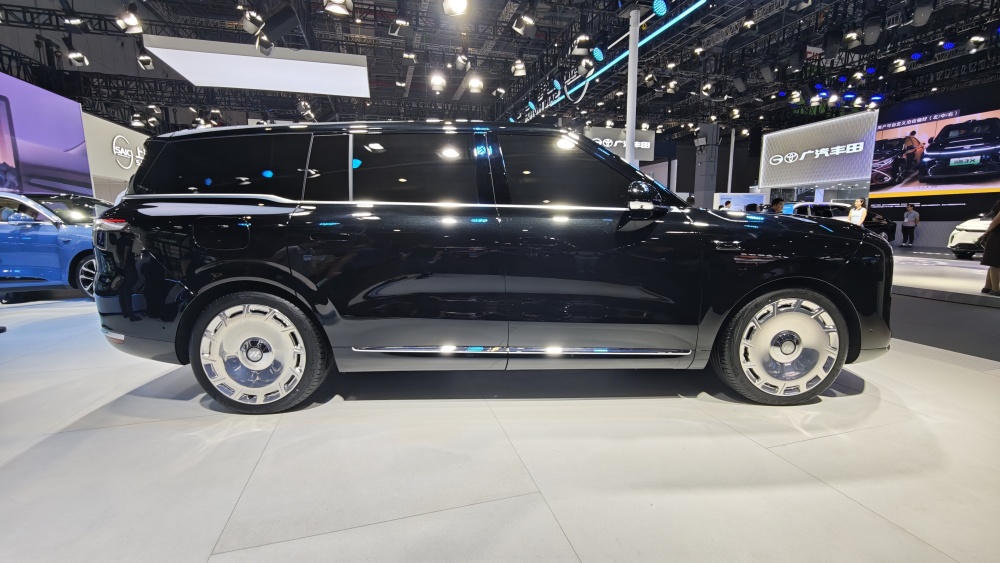 直面众多9系竞争对手，智己LS9开启预售33.69万元起_腾讯新闻