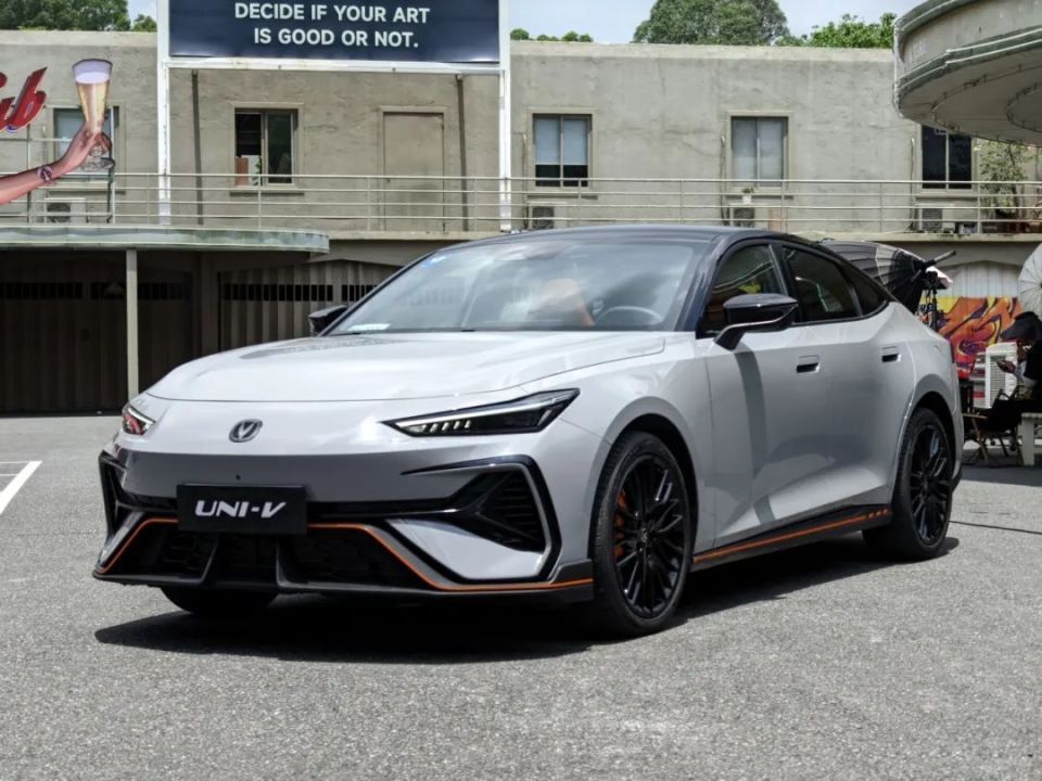 试驾第三代长安UNI-V 2.0T劲擎版：10万出头买“小A7”，底盘变得更刚了_腾讯新闻