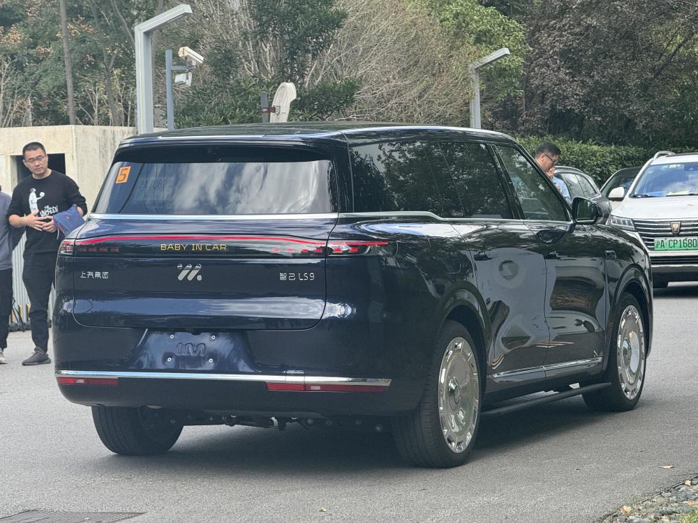 智己LS9现身街头，凯雷德既视感+530马力，配双腔空悬+四轮转向_腾讯新闻