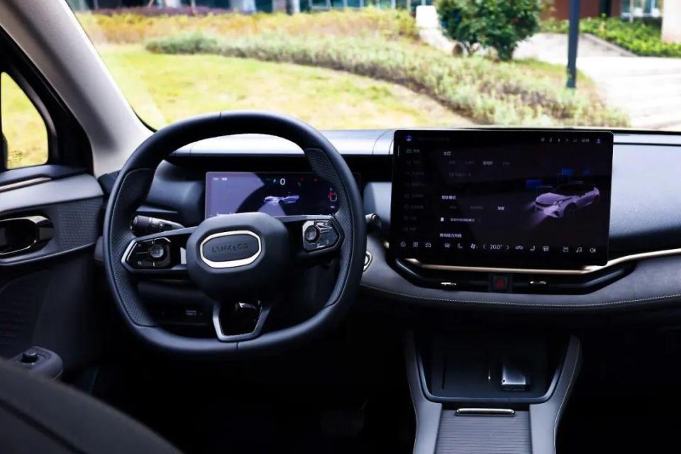 试2025款领克06EM-P：15万级罕有的机甲小钢炮！_腾讯新闻