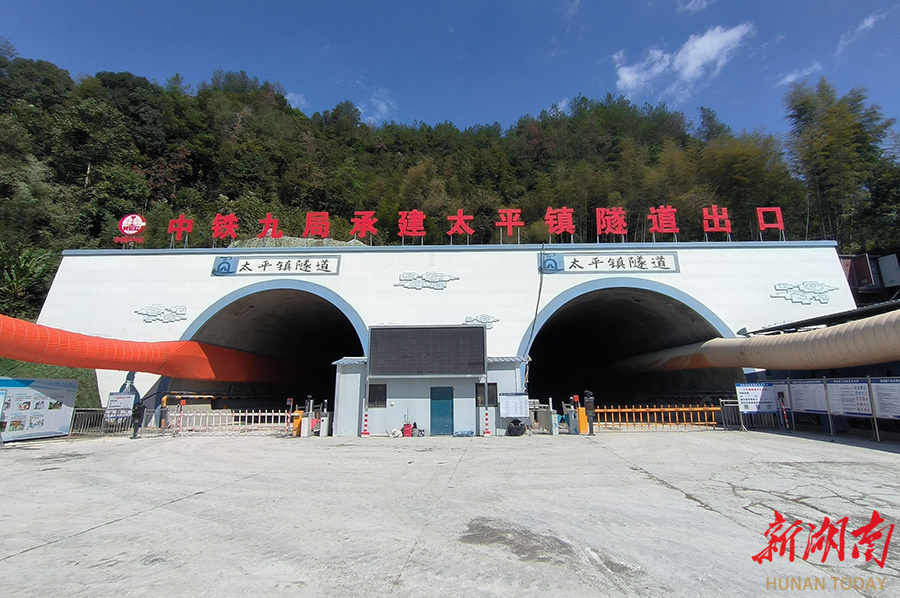 中铁九局湖南炉慈高速公路TJ2标太平镇隧道左幅顺利贯通_腾讯新闻