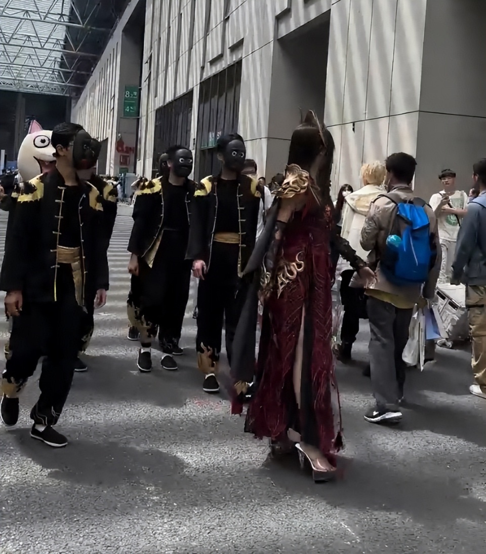 离谱！知名女Coser参展CP29随身携带保镖，险些被黑衣宅男强行掳走_腾讯新闻