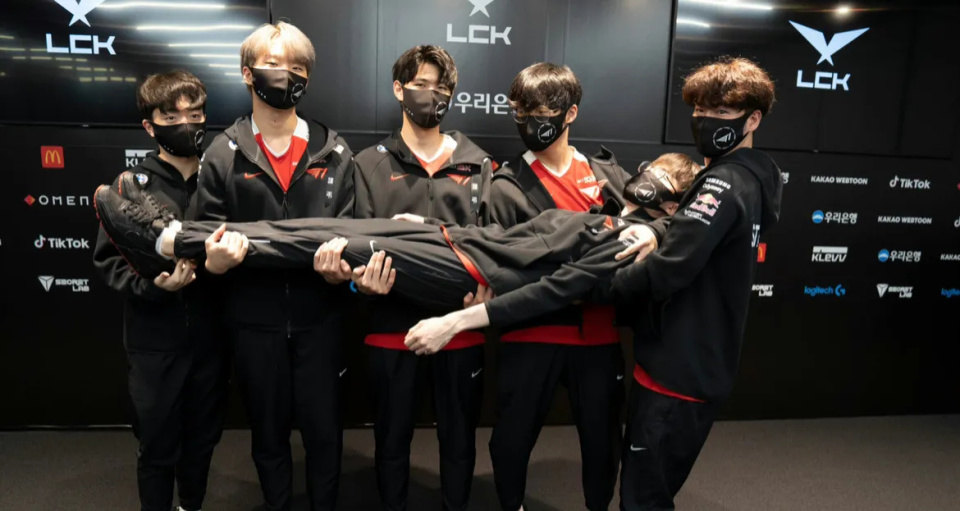 “T1冠军皮肤公布图”火了，S14世界赛上线S13，拳头制作速度迅猛_腾讯新闻