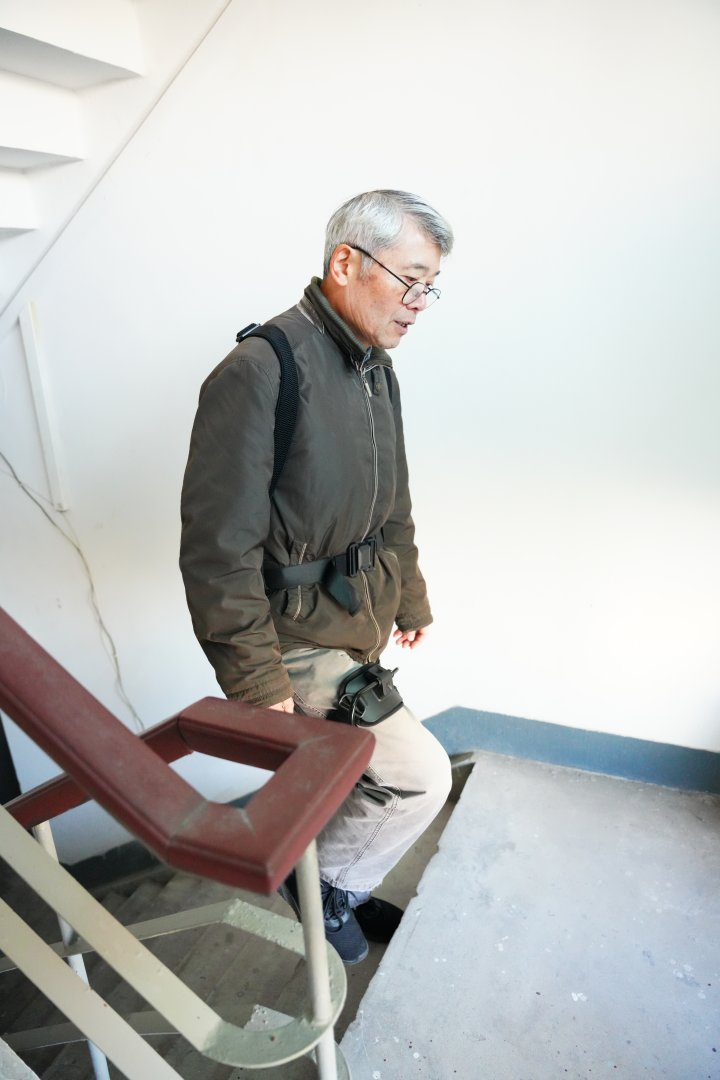 杭州91岁老人终于在楼梯口笑了，“它在推我”_腾讯新闻