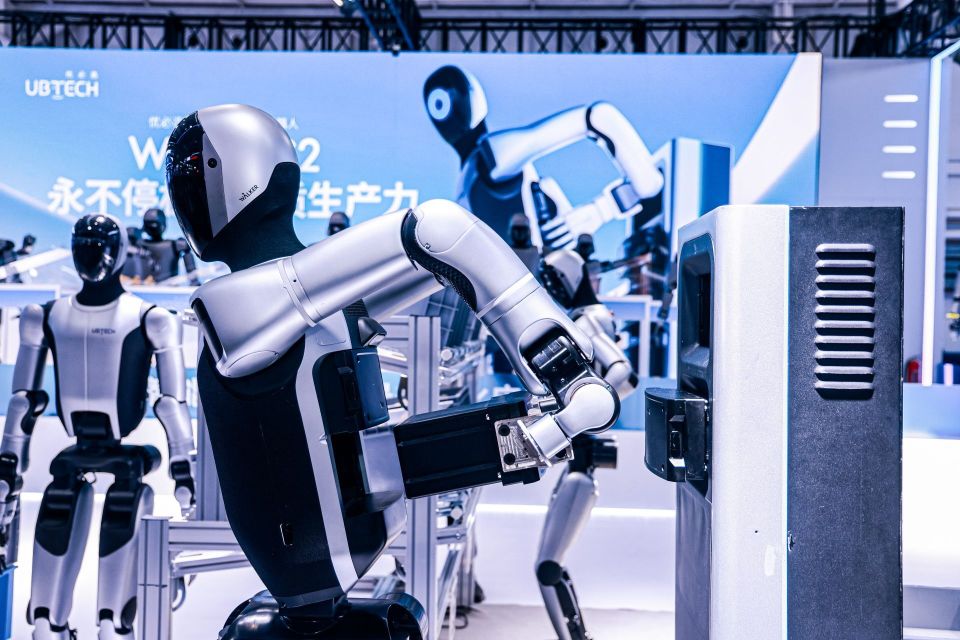 优必选“打工天团”亮相WRC，轮式人形机器人Cruzr S2发布_腾讯新闻