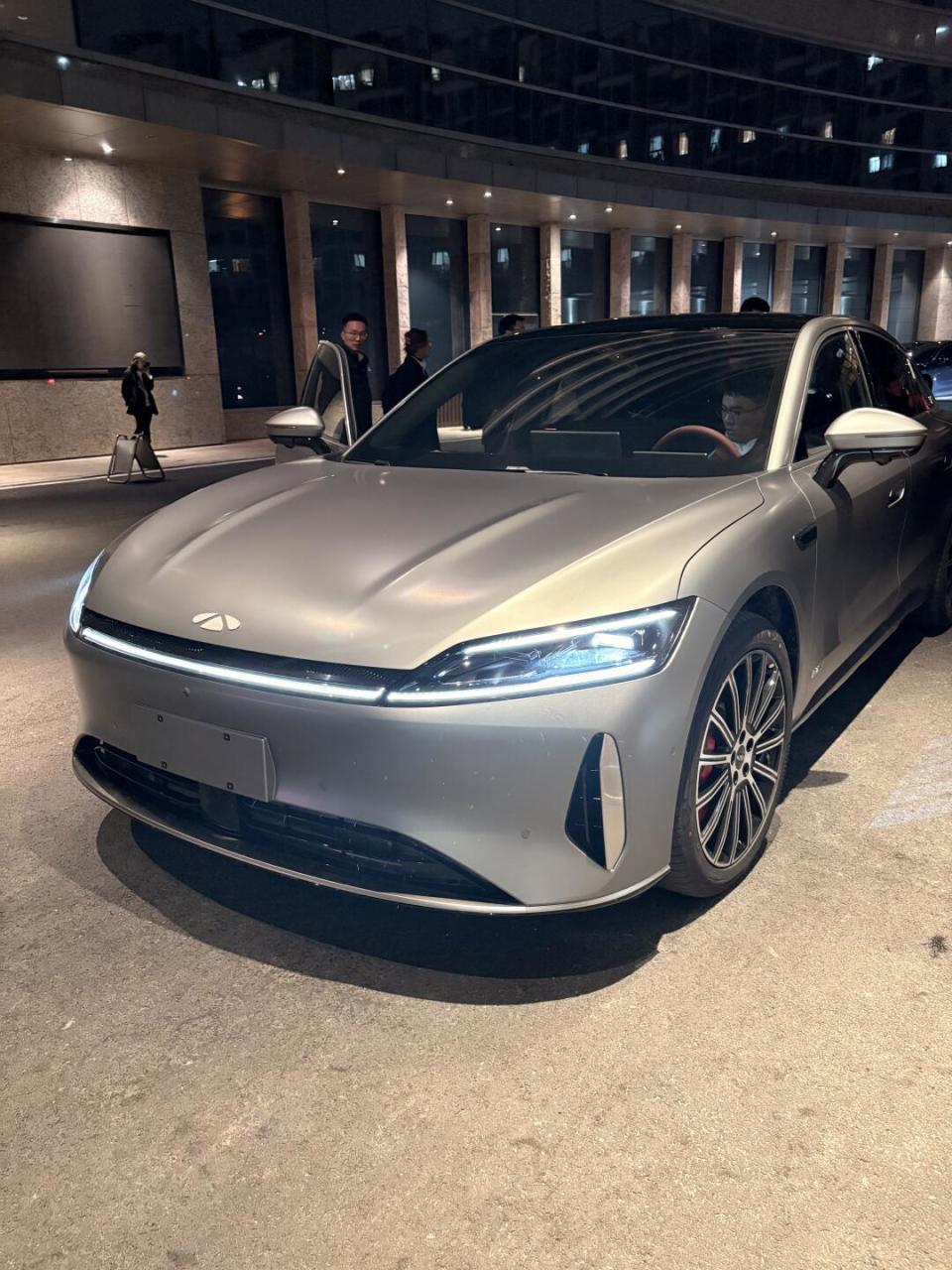 奇瑞风云A9现身街头，长超5米+猎鹰智驾，配639马力+续航超2000km_腾讯新闻