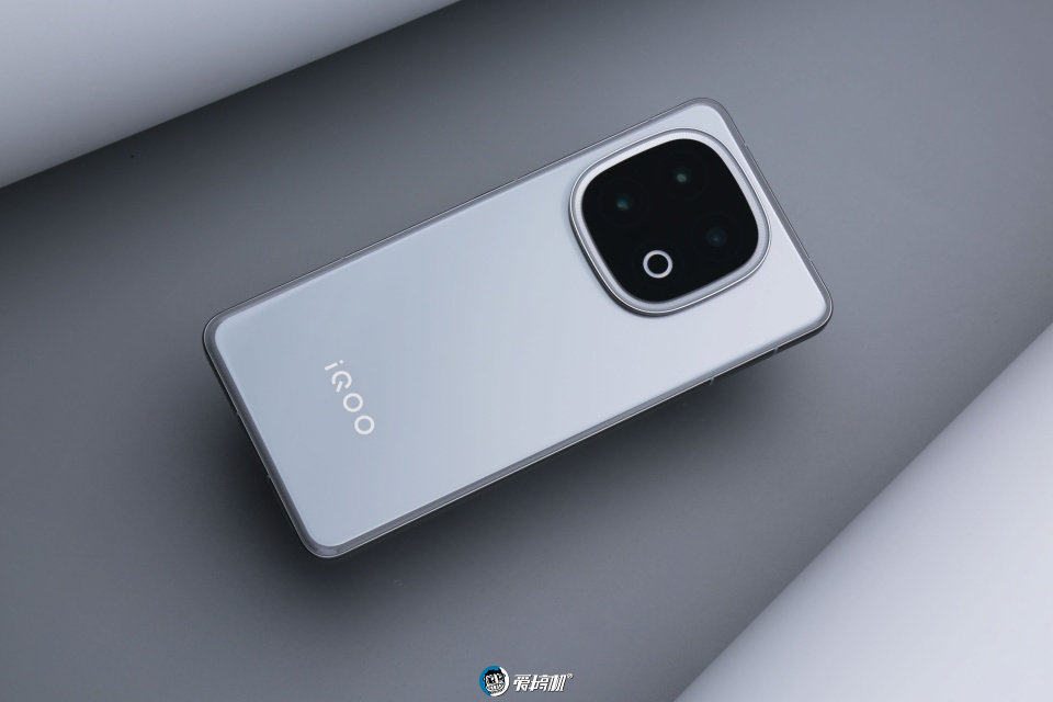 电竞味回来了，iQOO 13评测：3999起的骁龙8至尊版+2K屏+对称双扬_腾讯新闻
