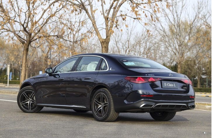 奔驰E强推智驾遇冷！4S店靠降价保住销量，E300L 50万能落地？_腾讯新闻