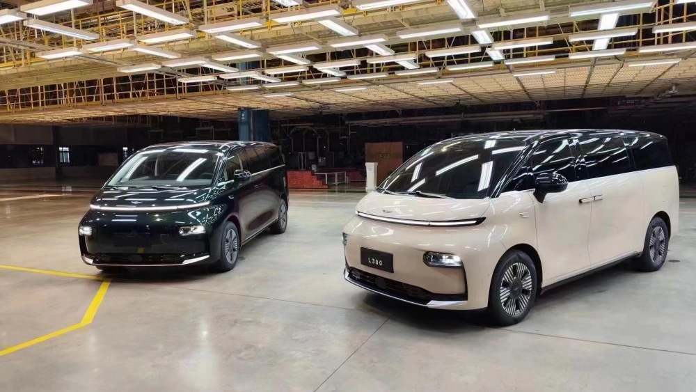 吉利翼真L380实车现身，个性不输理想MEGA，配8座+续航650km_腾讯新闻