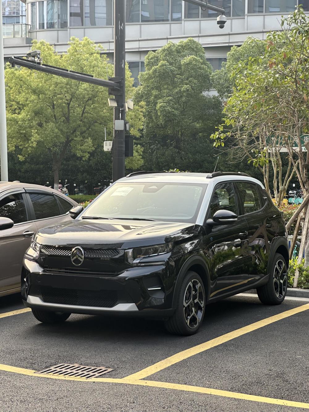 雪铁龙eC3现身国内街头，小型纯电SUV/续航320km，配全新logo_腾讯新闻