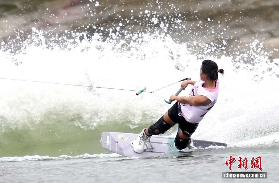 （成都世运会）中国滑水选手徐露夺得女子尾波滑水自由式冠军_腾讯新闻