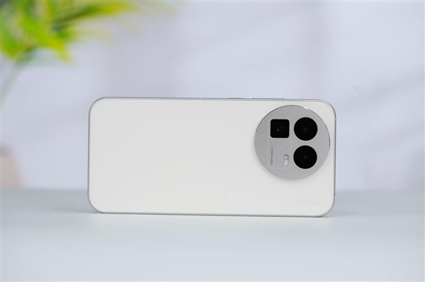 全球首发理光GR影像！真我GT8 Pro图赏_腾讯新闻