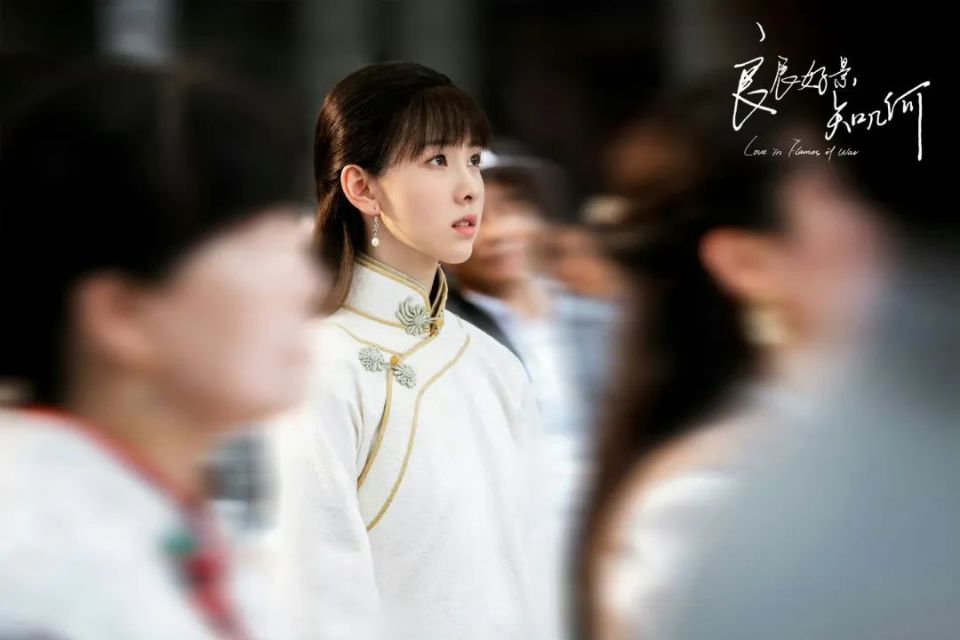 章泽天与陈都灵，是谁在为她们搞一场“云雌竞”？_腾讯新闻