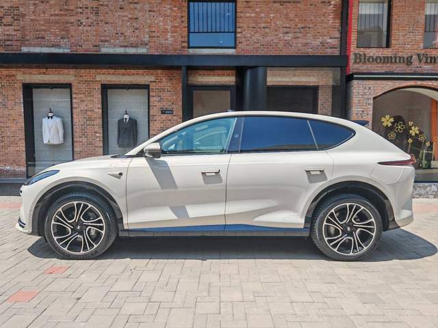 875V平台+灵蜥数字底盘，智己LS7焕新版来袭，卖32.99万起有戏吗_腾讯新闻