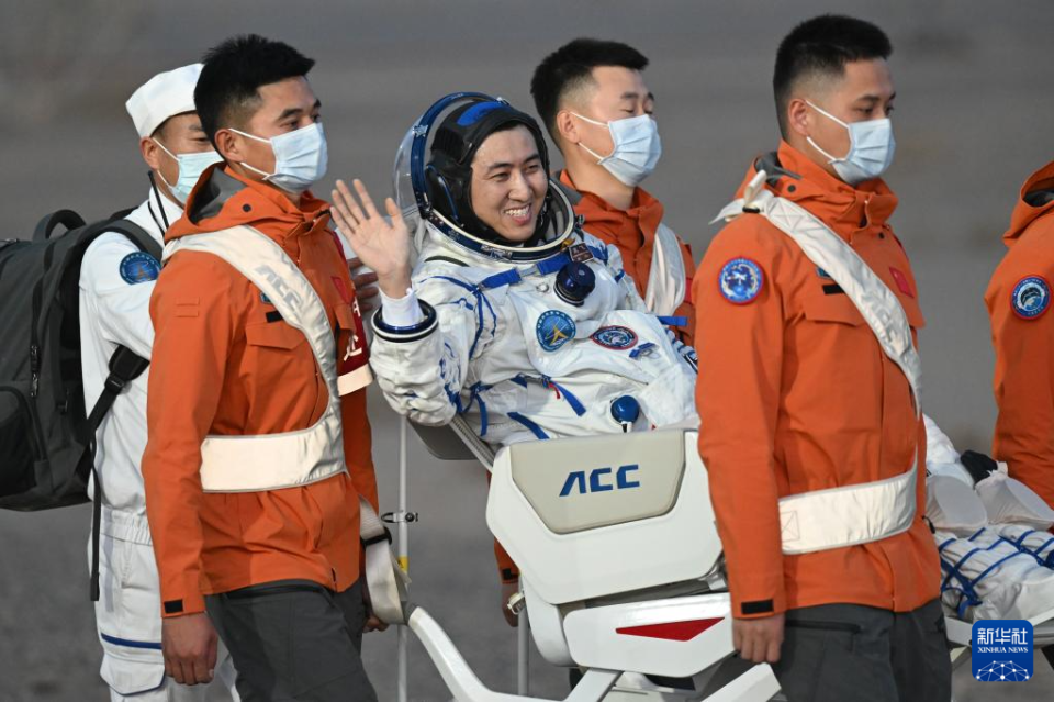 神舟二十二号载人飞船返回舱成功着陆 神舟二十一号航天员乘组凯旋_腾讯新闻