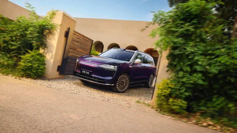 岂止一面？问界M9银境紫上市，高调出街 加颜不加价_腾讯新闻