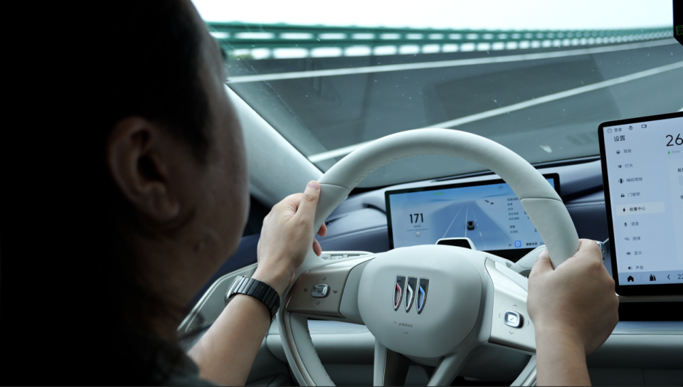 试驾别克至境L7：16.99万买40万级驾控性能，智驾辅助跃入第一梯队_腾讯新闻