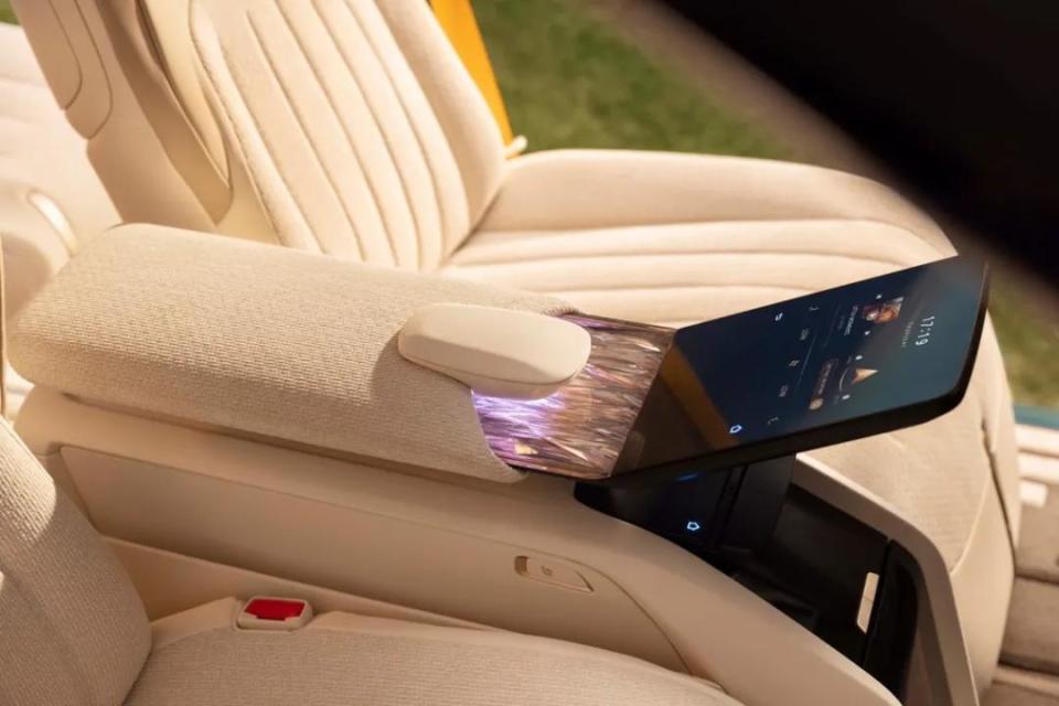 剧透下一代车型技术爆点，实拍延锋XiM25智能座舱_腾讯新闻