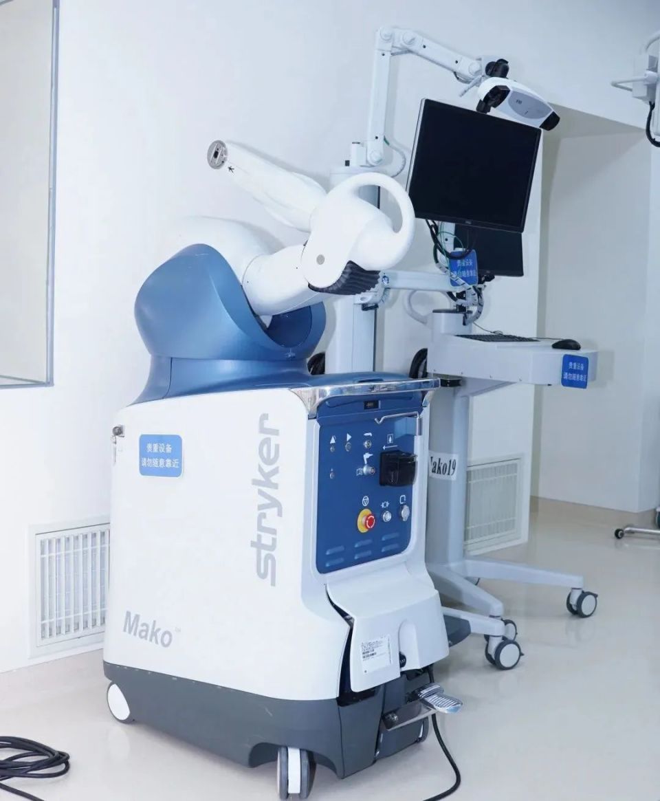 华南首例！MAKO机器人辅助完成单髁置换术，术后第一天就能独立行走_腾讯新闻