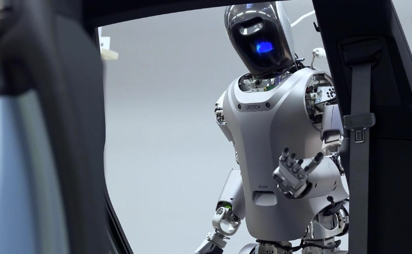 优必选人形机器人Walker S进入蔚来汽车厂“实习” |CyberDaily_腾讯新闻