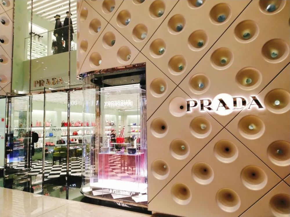 Prada官宣中国女足：明星塌房后，运动员成为代言界的香饽饽？_腾讯新闻