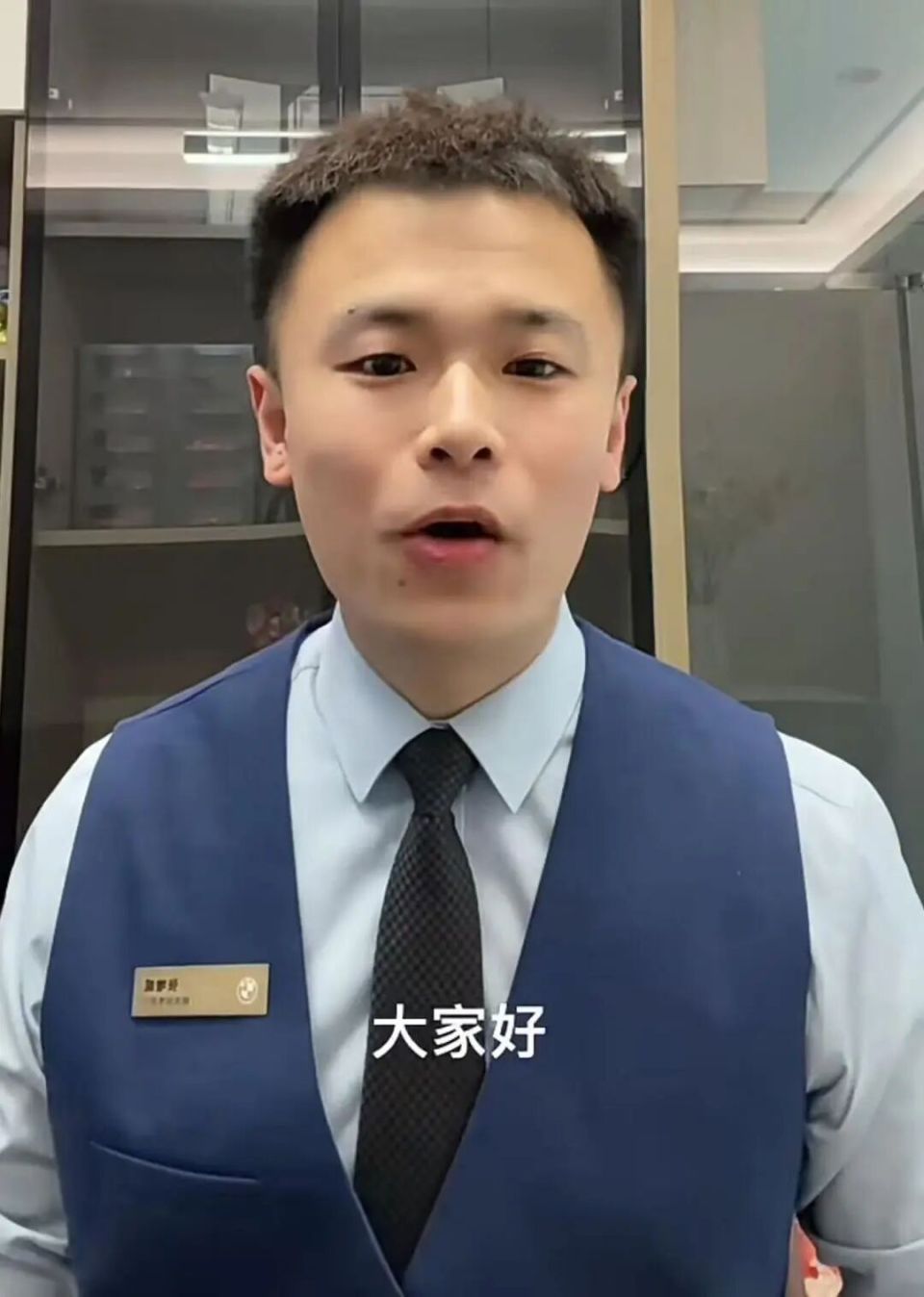 宝马网红销冠张增威推行“一口价”卖车，本人回应：和顾客来回谈价太累，试行8天卖出11台车，不出意外今年是销冠；曾透露年收入70万_腾讯新闻