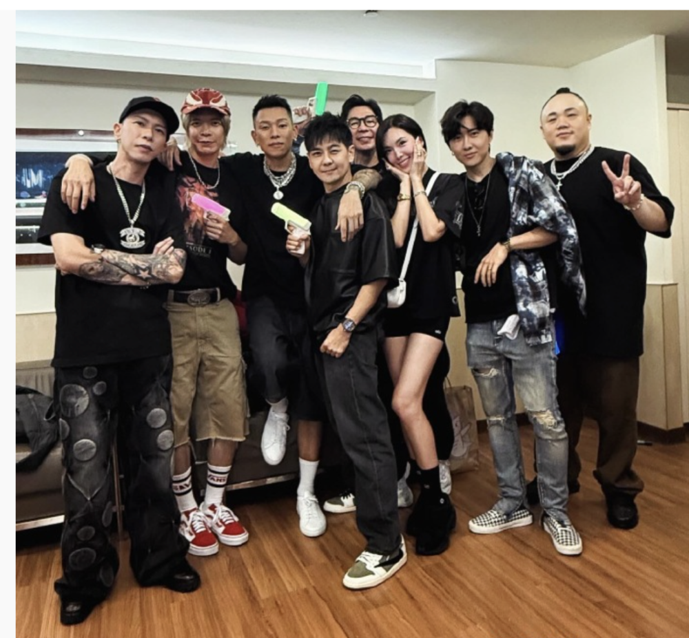 16岁Kimi最新照片曝光：眉眼酷似林志颖，目测身高已超180cm_腾讯新闻