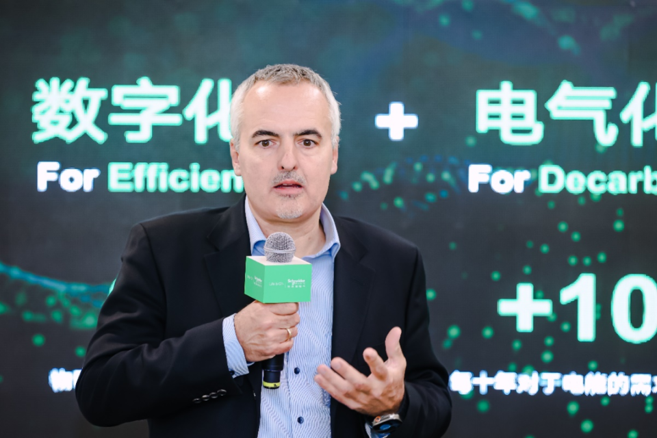 走进施耐德电气工厂：目标瞄向 AI 和数字孪生_腾讯新闻