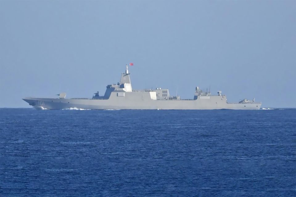 解放军057大驱是什么舰艇？万吨排水量搭载电磁炮，和055有啥不同_腾讯新闻