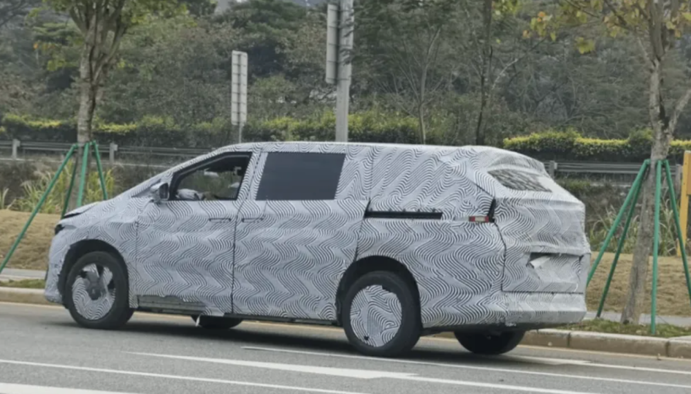 新势力进军MPV市场？小鹏H93与理想W01谍照曝光，谁更值得期待？_腾讯新闻