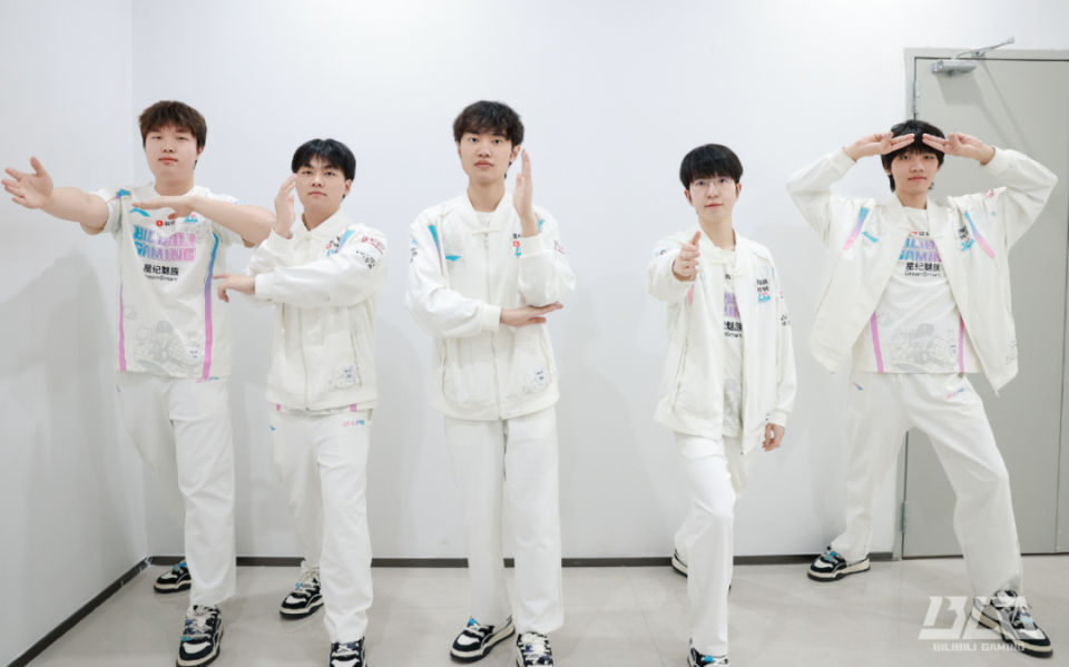 谁能保送季后赛？JDG、IG、BLG排名竞争进入白热化阶段！三支队伍争夺两个席位！_腾讯新闻