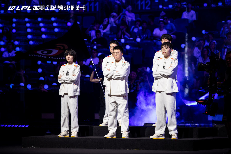 JDG晋级下一轮！将与WBG争夺四号种子名额！后者正瑟瑟发抖_腾讯新闻