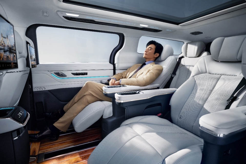 “全球唯一四排八座MPV”吉利银河翼真L380预售价33.99万元起_腾讯新闻