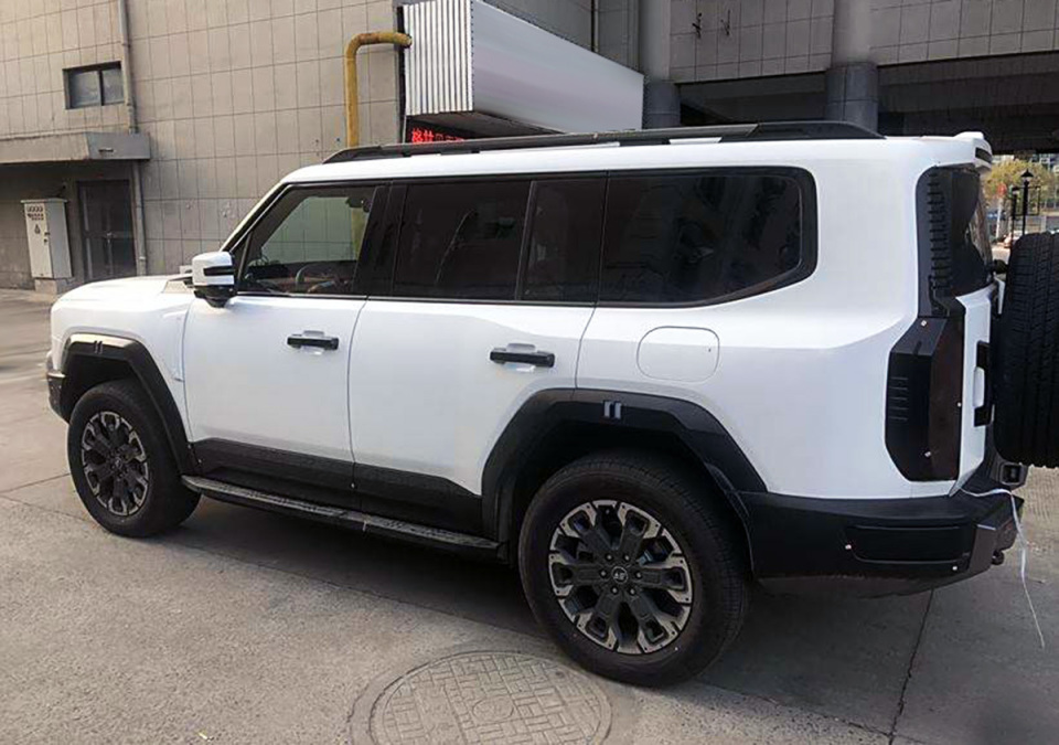 奇瑞中大型硬派SUV，捷途纵横G700实车现身，非承载式车身+三把锁_腾讯新闻