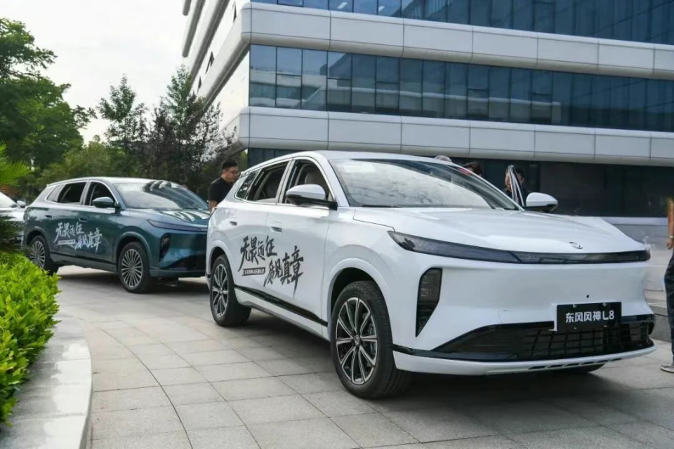 东风风神L8实车现身，大过零跑C10，配1.5T插混+3C超充_腾讯新闻