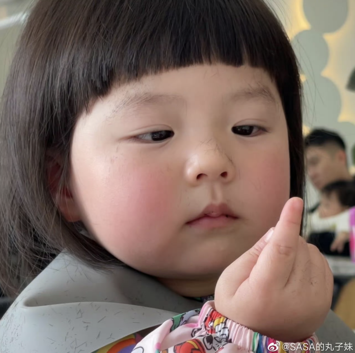 还记得挠头表情包萌娃丸子妹吗？长这么大了？_腾讯新闻