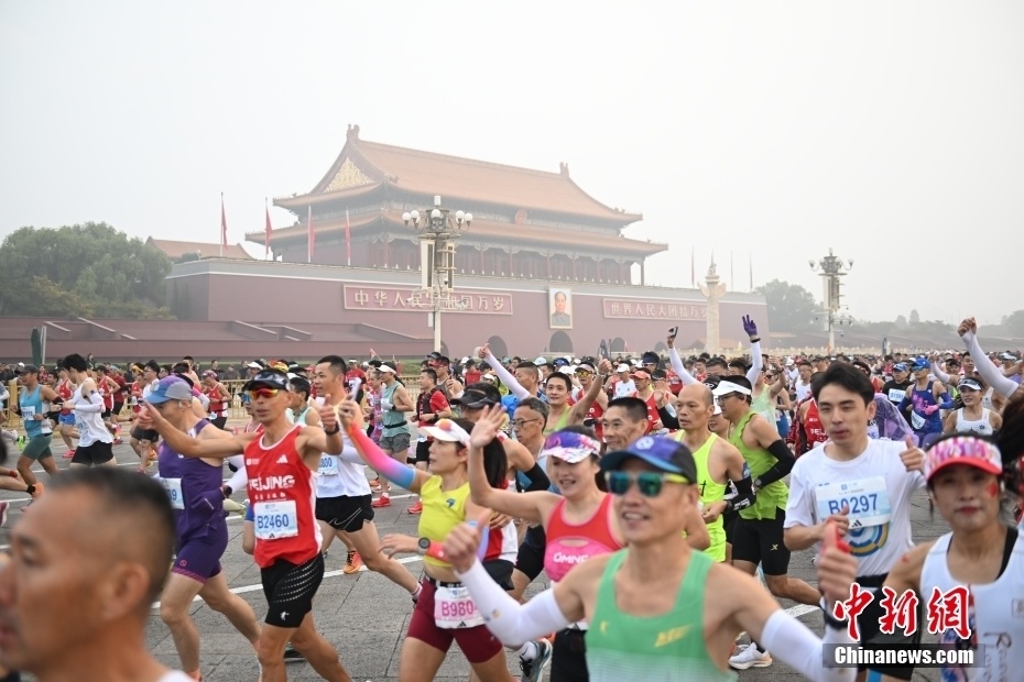 2024北京马拉松开跑_腾讯新闻