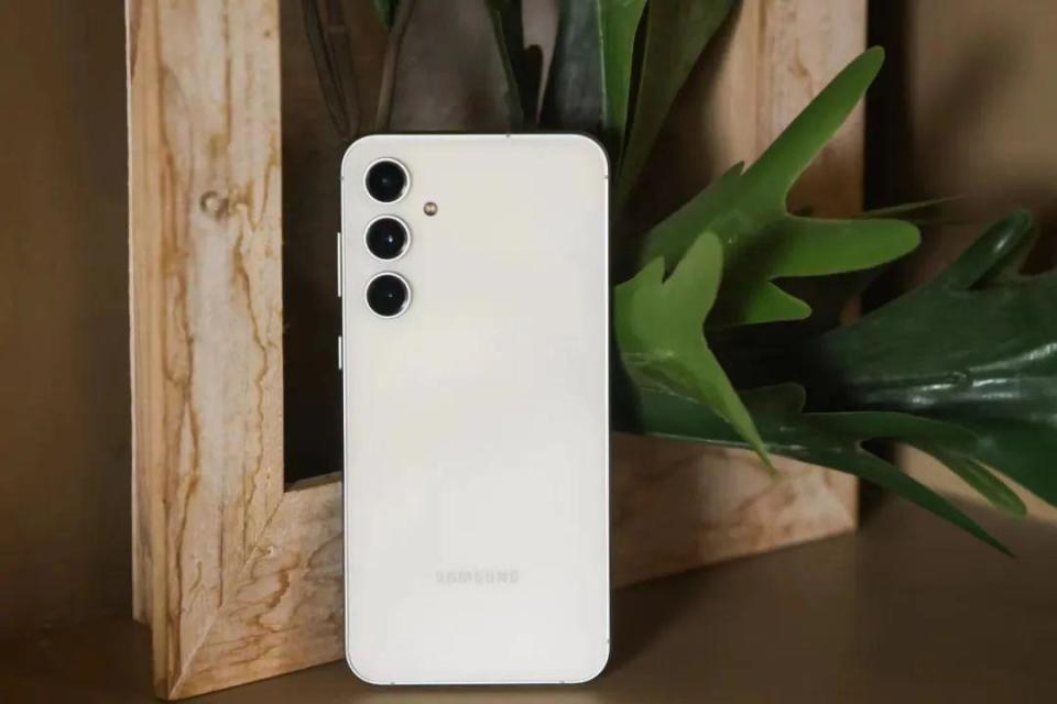 三星Galaxy S23 FE上手体验：小尺寸爱好者的“实用主义旗舰”_腾讯新闻