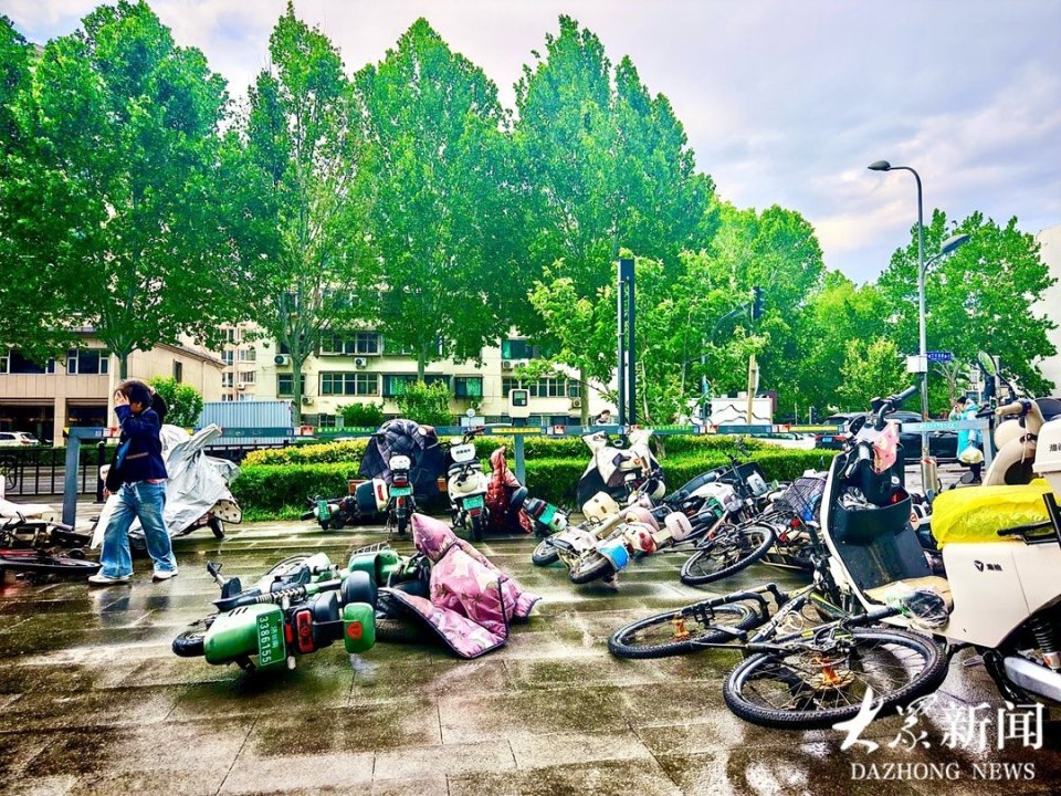 阵风吹倒电动车！济南经历短时强对流天气_腾讯新闻