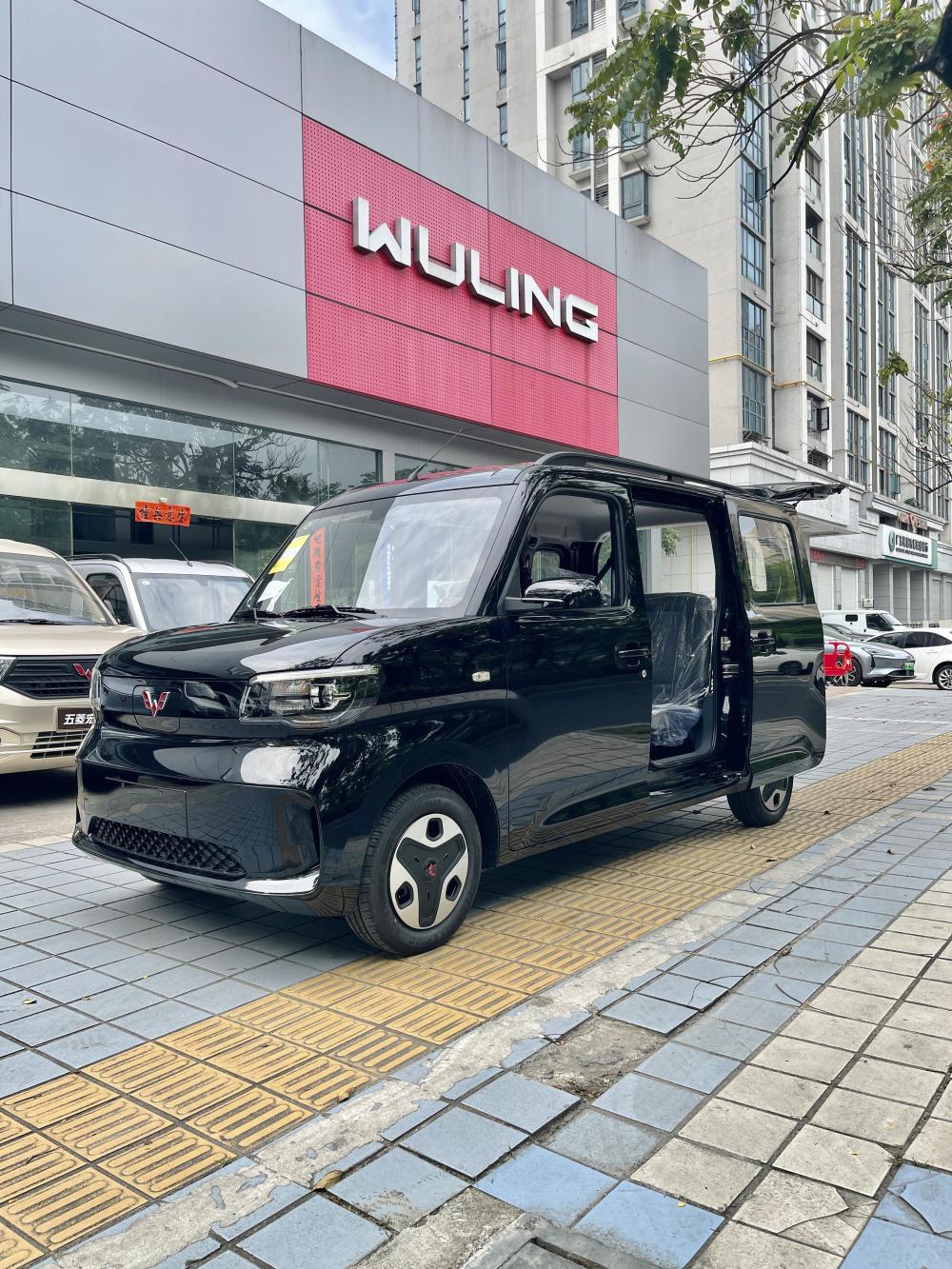 新款五菱之光EV实车到店，续航305km，增LED大灯+倒车影像_腾讯新闻