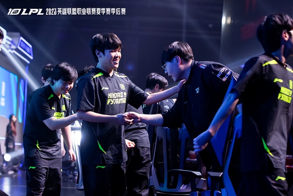 EDG大战OMG，Uzi再度交手Able，但胜负手却在中上野身上！_腾讯新闻