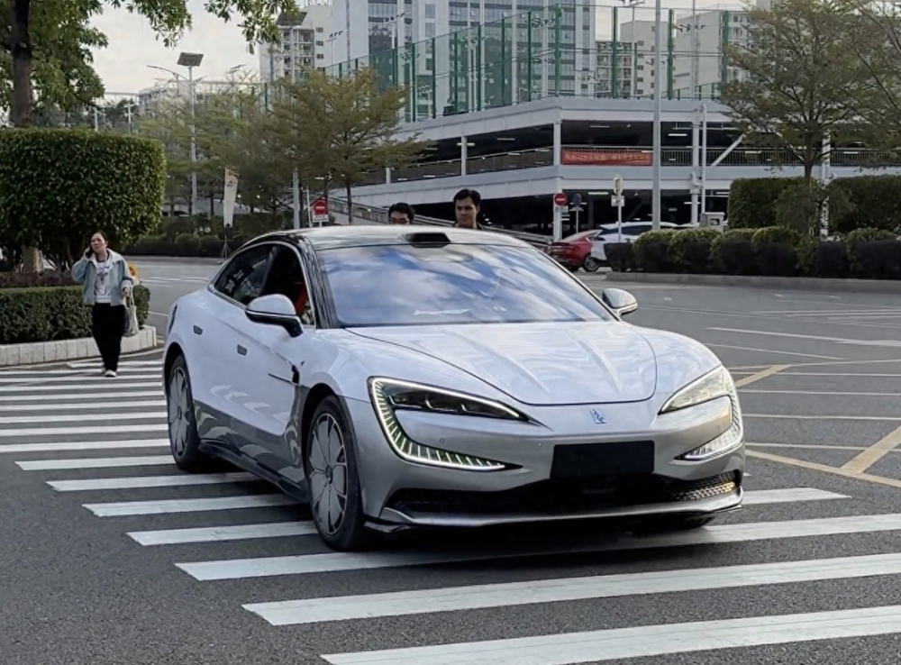 比亚迪仰望U7实车全面解析：百万级新能源旗舰轿车的科技与豪华_腾讯新闻