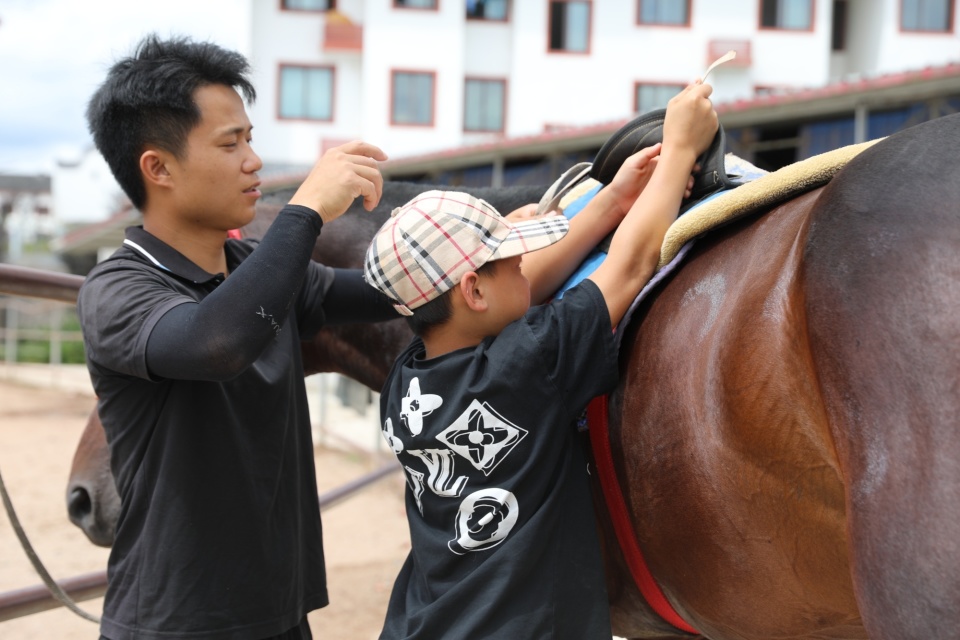 贵州三都水族骑手石绍张：驰骋村马赛场 传承非遗文脉_腾讯新闻