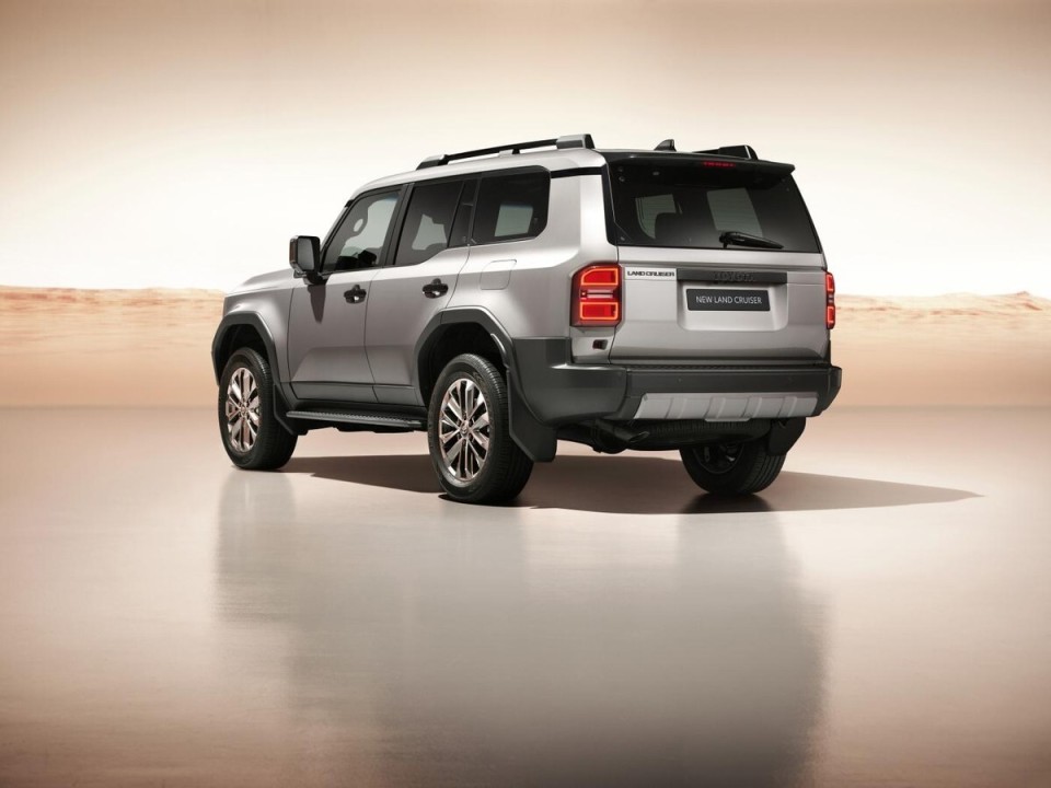 全新一代丰田普拉多来袭！2.4T混动+8AT，售价或40万以上_腾讯新闻