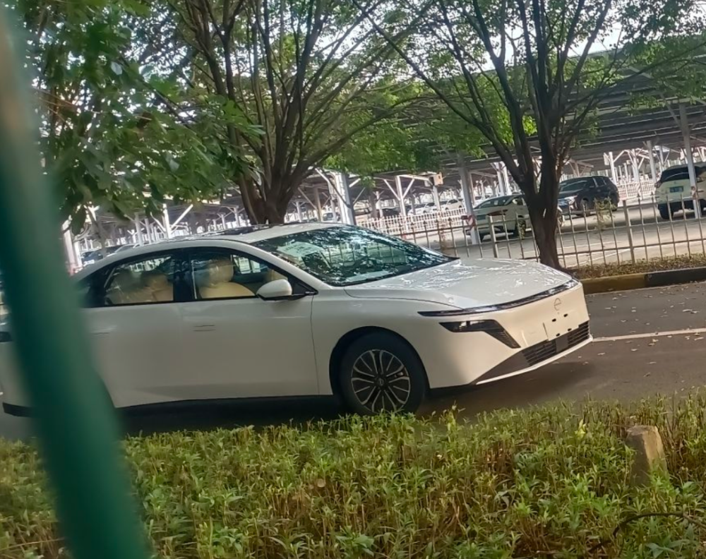 东风日产N6现身街头，大过秦L DM-i，配211马力+续航150km_腾讯新闻