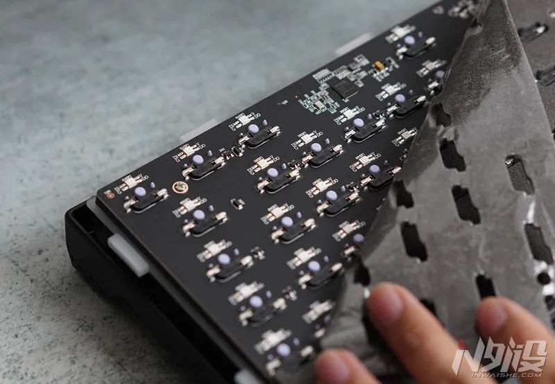 开卷低延迟！ATK VXE V75X铝上盖机械键盘拆解_腾讯新闻