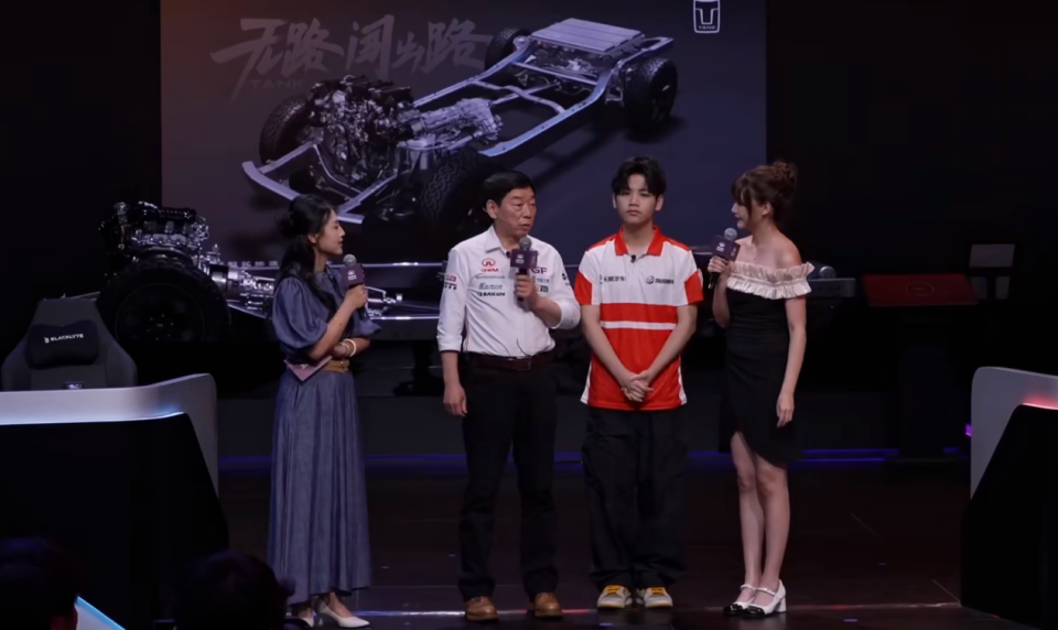 长城汽车把“电竞主场”搬进北京车展，魏建军用“痛车”与“契约”兑现年轻化承诺_腾讯新闻