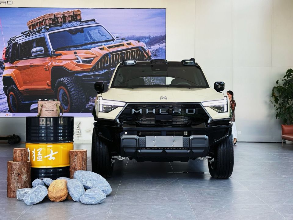 猛士M817到店实拍，车长5米1+华为乾崑，双电机551马力+空气悬架_腾讯新闻