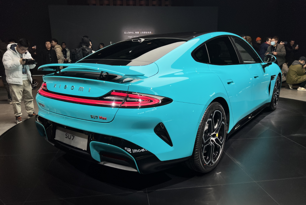 实拍小米SU7，帅气不输保时捷，2.78s破百，配空气弹簧+CDC_腾讯新闻