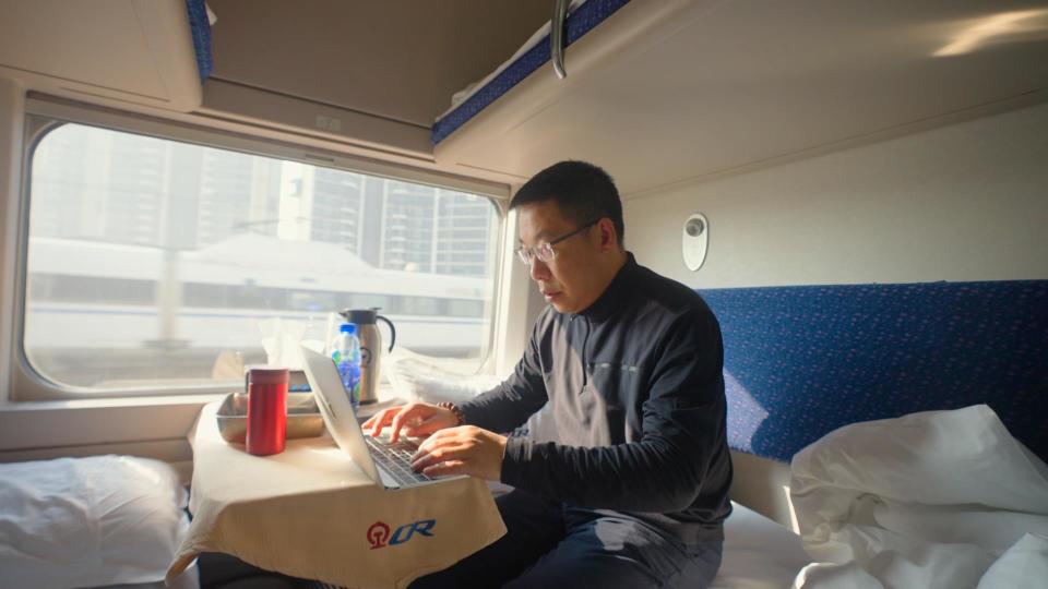 特写|一轨串双“圈”，D961次列车上的“班味”_腾讯新闻